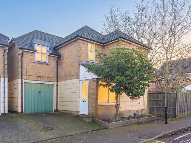 Balmoral Avenue, New Southgate. 4 bed detached house to rent £3,299 pcm £761 pw