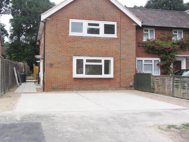 Balmoral Drive, Woking GU22 2 bed ground floor maisonette to rent £1,600 pcm £369 pw