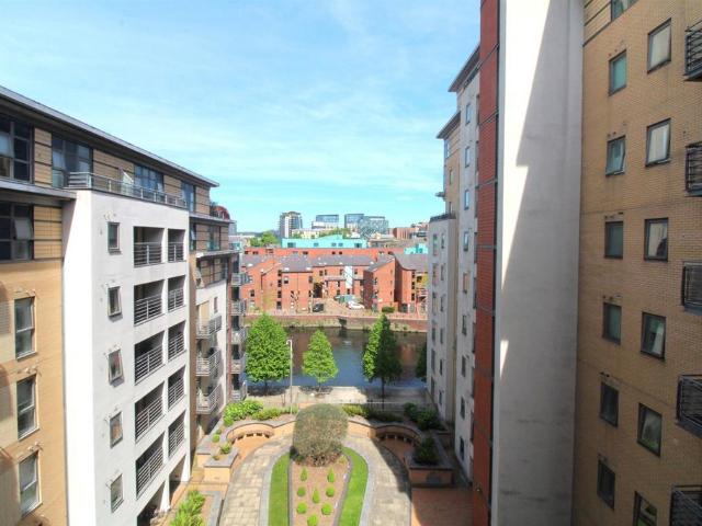 Balmoral Place, Leeds 2 bed apartment to rent £1,195 pcm £276 pw