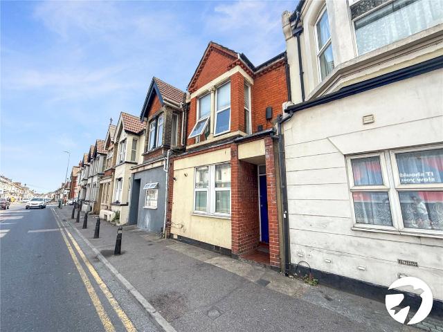 Balmoral Road, Gillingham, Kent ME7, 3 bed flat to rent, £1,350 pcm | PrimeLocation