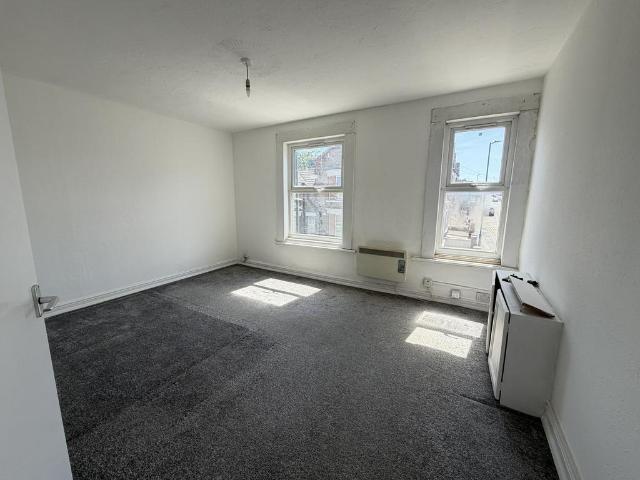 Balmoral Road, Gillingham ME7 1 bed flat to rent £1,047 pcm £242 pw
