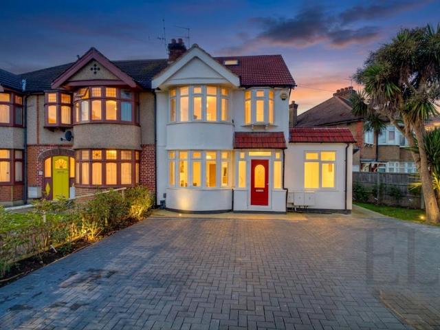 Balmoral Road, Harrow HA2 3 bed apartment to rent £2,100 pcm £485 pw