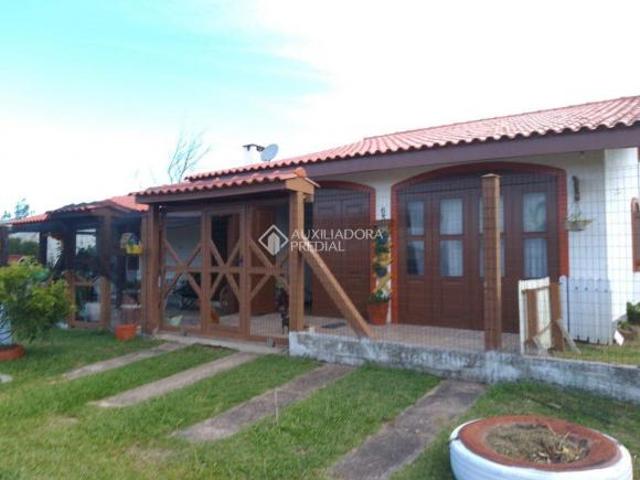 Balneário Pinhal Casa com 4 dormitórios a uma quadra do mar