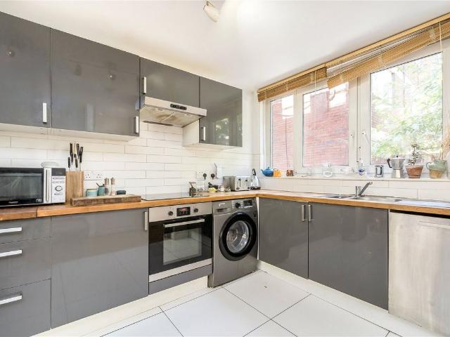 Bartholomew Court, Old Street, London EC1V, 3 bed maisonette to rent, £3,500 pcm | PrimeLocation