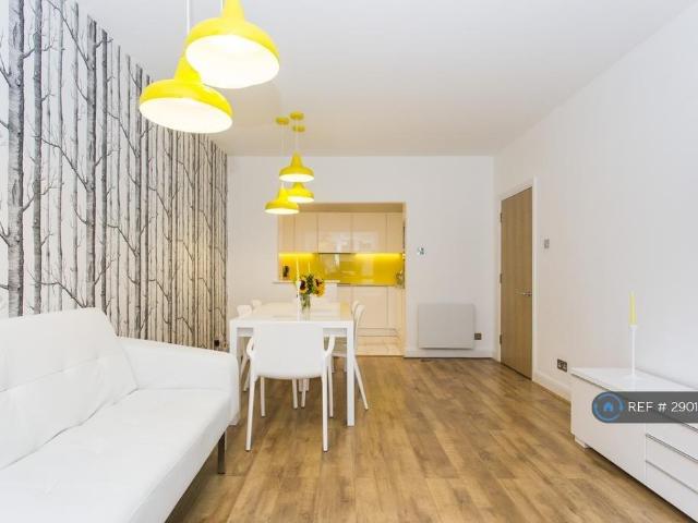 Bartholomew Close, London, EC1A 2 bed flat to rent £3,597 pcm £830 pw