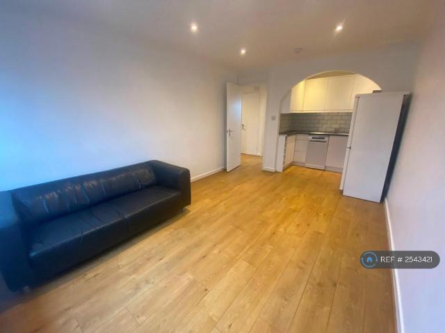 Bartholomew Close, London, SW18 2 bed flat to rent £2,300 pcm £531 pw