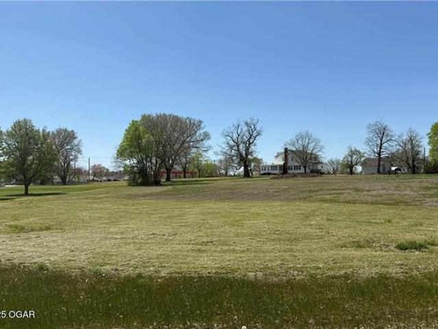 Barton Ave, Parsons, KS 67357