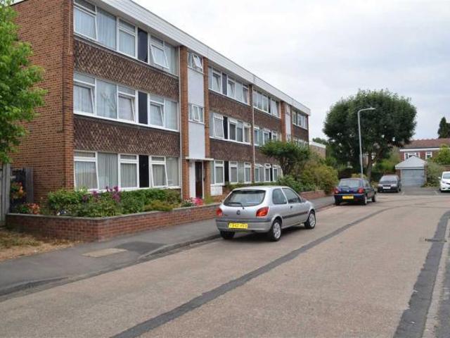 Barton Meadows, IG6 1JQ 2 bed flat to rent £1,800 pcm £415 pw