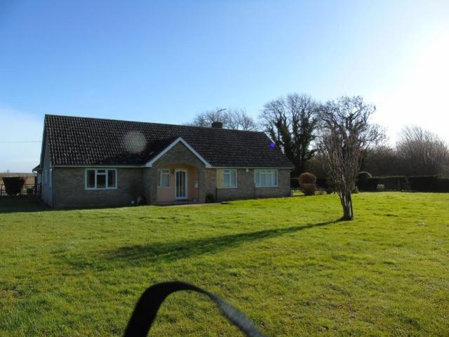 Tuddenham Road, Barton Mills. 2 bed detached bungalow to rent £1,685 pcm £389 pw