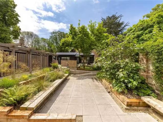 Barton Road, Cambridge, Cambridgeshire 2 bed semi detached hou.