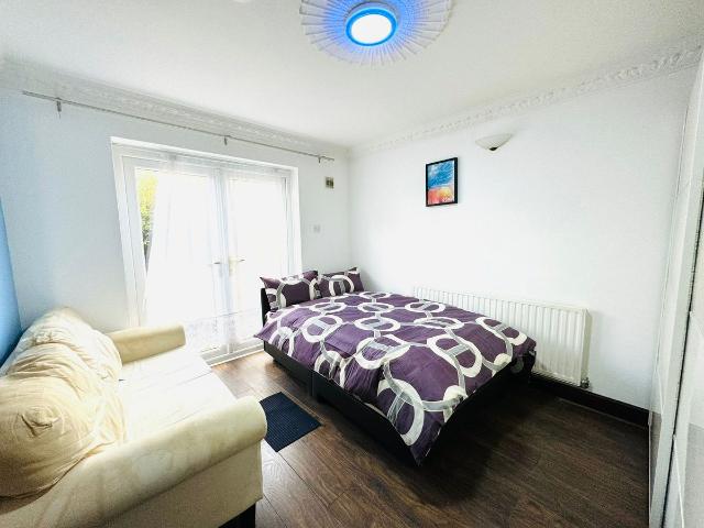 Bartlett Close, London E14, Room to rent, £849 pcm | PrimeLocation