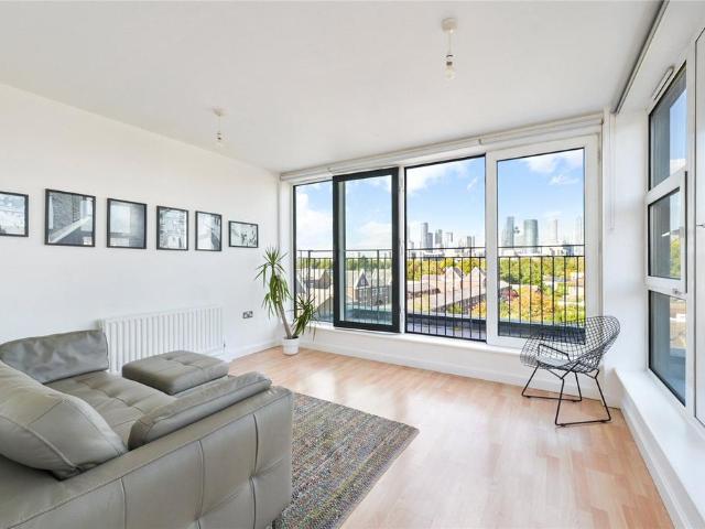 Bartlett Mews, London, E14 2 bed apartment to rent £2,450 pcm £565 pw