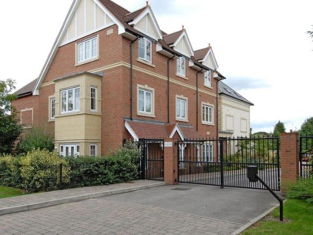 Bartley Court, Station Road, Hook, RG27 2 bed flat to rent £1,450 pcm £335 pw