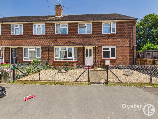 Bartram Close, Uxbridge, UB8 2 bed ground floor maisonette to rent £1,750 pcm £404 pw