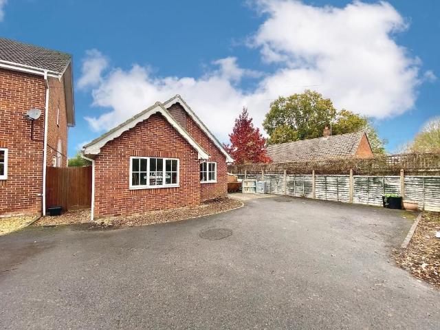 Barbe Baker Avenue, West End, Southampton SO30, 4 bed bungalow to rent, £2,500 pcm | PrimeLocation