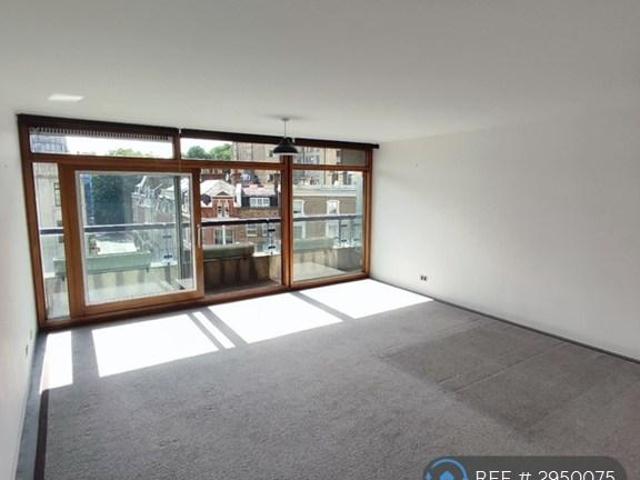 Barbican Estate, London, EC2Y Studio to rent £2,250 pcm £519 pw