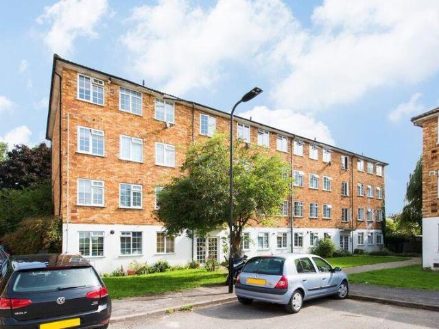 Barbican Road, Greenford 2 bed flat to rent £1,650 pcm £381 pw