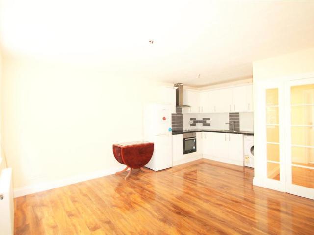 Barbican Road, Greenford UB6 3 bed apartment to rent £1,800 pcm £415 pw
