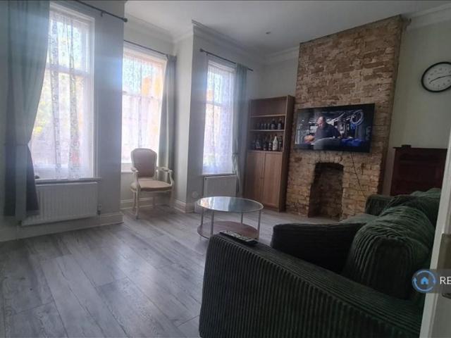 Barcombe Avenue, London, SW2 2 bed flat to rent £2,350 pcm £542 pw