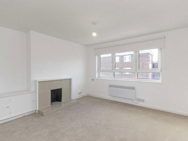 Barclay Close, London SW6 Studio to rent £1,600 pcm £369 pw