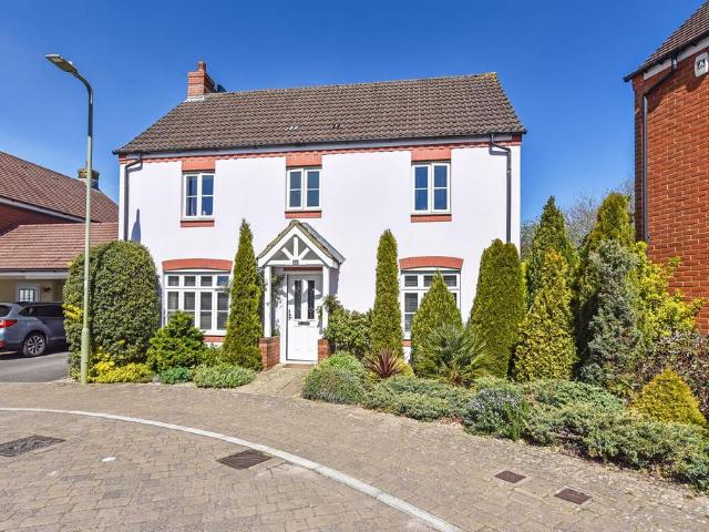 Barentin Way, Petersfield, Hampshire. 4 bed detached house to rent £2,600 pcm £600 pw