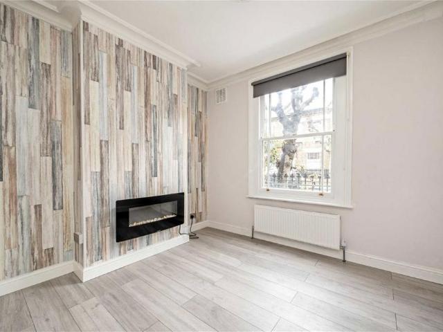 Barfett Street, London W10 2 bed terraced house to rent £2,700 pcm £623 pw