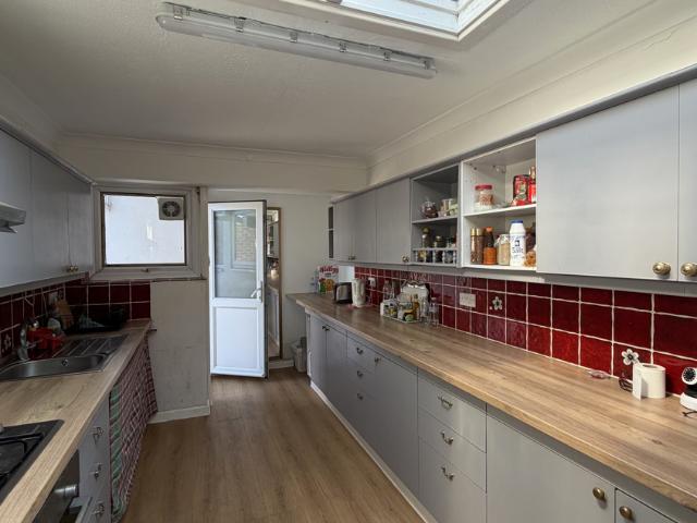 Bargates, Christchurch BH23, 3 bed flat to rent, £1,300 pcm | PrimeLocation