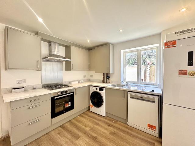 Barge Drive, Southall, Middlesex, UB2 3 bed flat to rent £2,600 pcm £600 pw