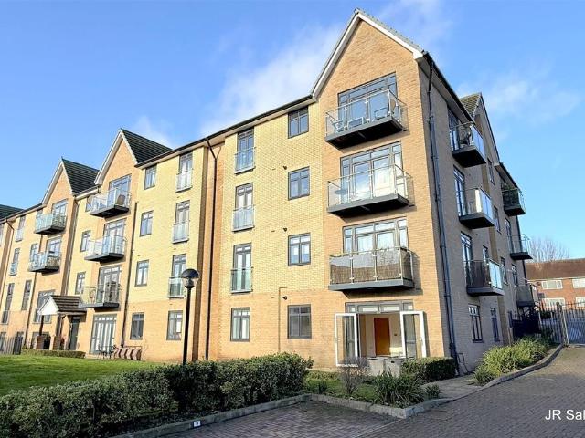 Barham Court, Cuffley EN6, 2 bed flat to rent, £2,400 pcm | PrimeLocation
