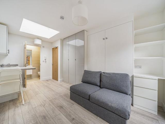 Baring Road, London SE12, Room to rent, £1,150 pcm | PrimeLocation
