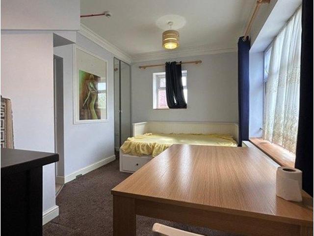 Barkers Butts Lane, Coventry CV6, 1 bed flat to rent, £800 pcm | PrimeLocation