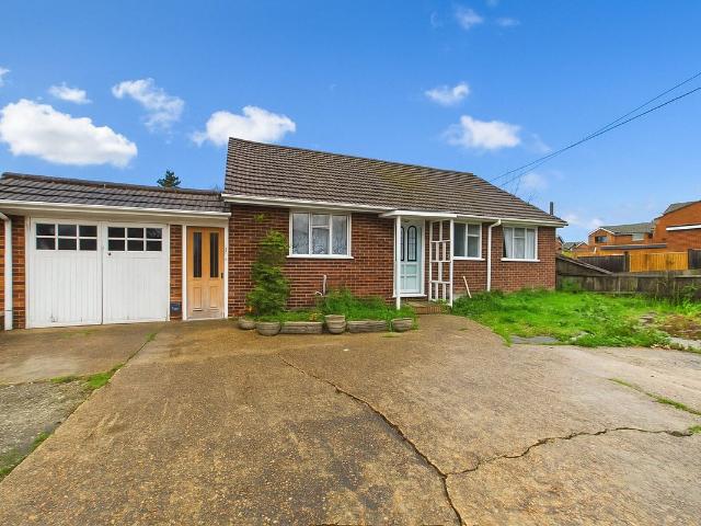 Barkham Road, Wokingham, Berkshire RG41, 3 bed bungalow to rent, £1,800 pcm | PrimeLocation