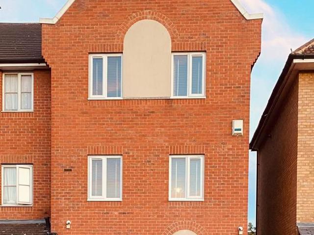 Barking IG11 4 bed semi detached house to rent £2,550 pcm £588 pw