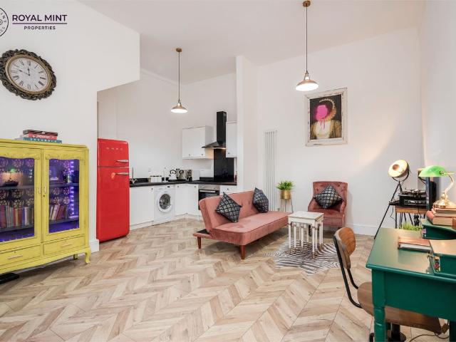 Barking Road, Canning Town E13, 2 bed flat to rent, £2,100 pcm | PrimeLocation