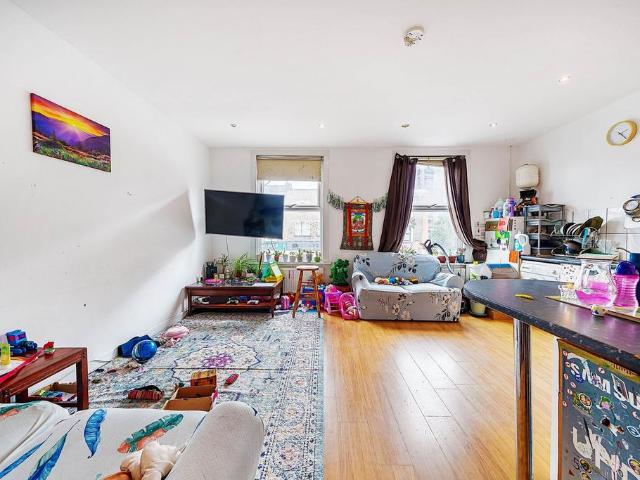 Barking Road, Canning Town, London, E16 2 bed flat to rent £1,799 pcm £415 pw