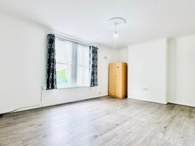 Barking Road E6, 2 bed flat to rent, £1,900 pcm | PrimeLocation