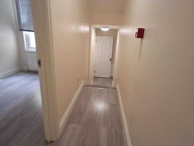 Barking Road, London E6 3 bed flat to rent £2,500 pcm £577 pw