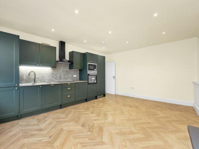 Barking Road, London E13 4 bed apartment to rent £2,750 pcm £635 pw