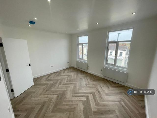 Barking Road, London, E13 2 bed flat to rent £1,895 pcm £437 pw