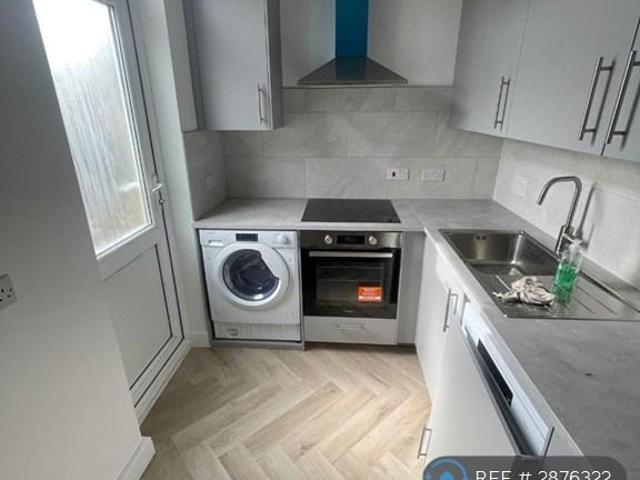 Barking Road, London, E13 3 bed flat to rent £2,350 pcm £542 pw