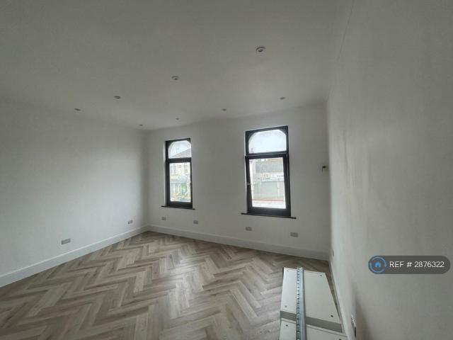 Barking Road, London, E13 3 bed flat to rent £2,075 pcm £479 pw