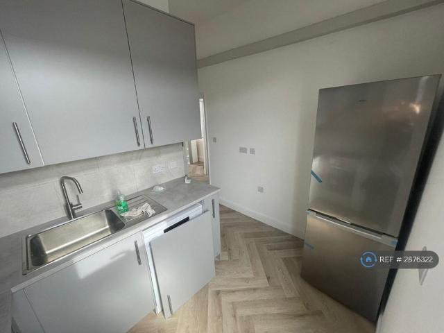 Barking Road, London, E13 3 bed flat to rent £2,095 pcm £483 pw