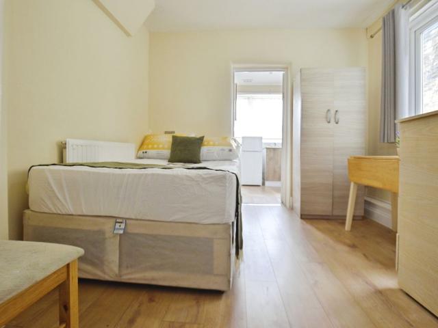 Barking Road, Plaistow, London E13, Studio to rent, £1,200 pcm | PrimeLocation