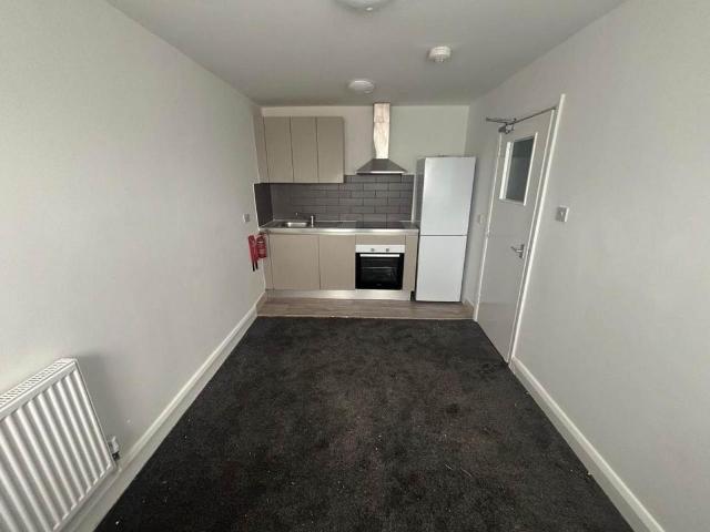 Barking Road, Plaistow, London 3 bed flat to rent £1,600 pcm £369 pw