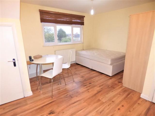 Barkingside High Street, Barkingside IG6, Studio to rent, £1,200 pcm | PrimeLocation