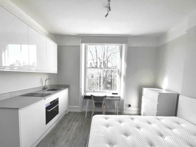 Barkston Gardens, Earls Court, Studio Flat For