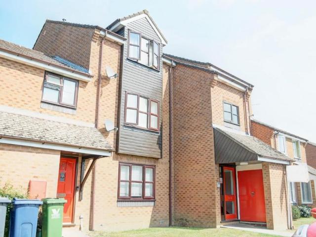 Barkus Way, Stokenchurch. 2 bed flat to rent £1,195 pcm £276 pw