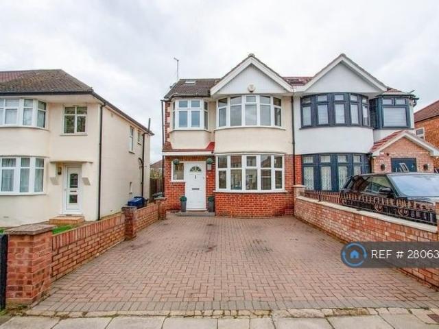 Barmouth Avenue, Perivale, Greenford. 4 bed semi detached house to rent £3,600 pcm £831 pw