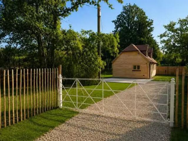 Barn for rent in Horsham Road, GU6