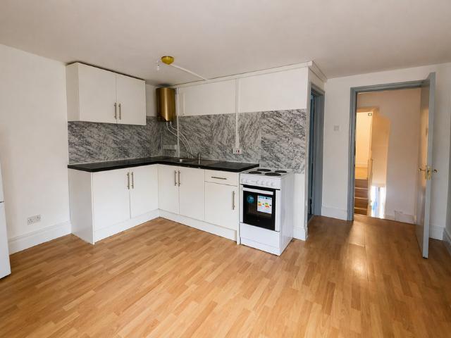 Barnabas Road, London E9 Studio to rent £1,600 pcm £369 pw